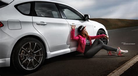 배경 화면 여자들 닫힌 눈 좌석 Bmw 도로 자동차를 가진 여성 야구 모자 운동화 스포츠카 바퀴 초차 육상 차량 자동차 디자인 자동차 외장