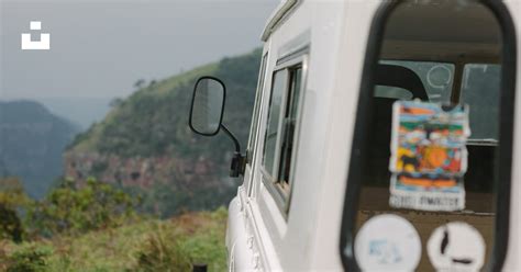 푸른 잔디 산을 마주보고있는 흰색 차량 사진 Unsplash의 무료 회색 이미지