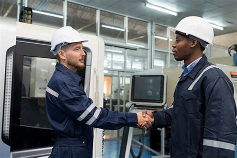 공장의 제어 기계실에서 악수하는 두 명의 남성 엔지니어 노동자 유지 보수 및 수리 성공 개념 2명에 대한 스톡 사진 및 기타 이미지 Istock