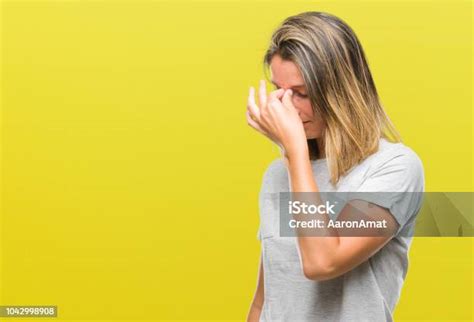 코와 눈 피로 두통 느낌 바르고 피곤된 격리 된 배경 위에 젊은 아름 다운 여자 스트레스와 좌절 개념입니다 건강관리와 의술에 대한 스톡 사진 및 기타 이미지 Istock
