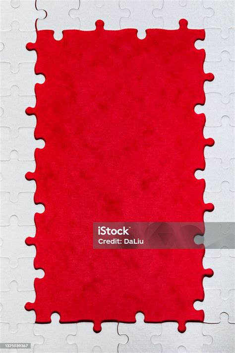 흰색 직소 퍼즐로 만든 사각형의 형태로 프레임 프레임 텍스트와 직소 퍼즐 빨간색 배경에 직소 퍼즐 조각으로 만든 프레임 0명에 대한 스톡 사진 및 기타 이미지 Istock