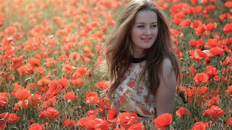 꽃 필드에서 소녀 빨간 양 귀 비 여름 배경 화면 1920x1080 배경 화면 다운로드