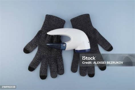 직물 면도기와 펠릿이 있는 모직 니트 장갑 면도 직물 헤어 볼 트리머 회색 양모 장갑 면도 전과 후 파란색 배경에 0명에 대한 스톡 사진 및 기타 이미지 Istock