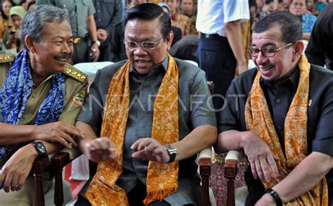 Pandu Gerbang Kampung Antara Foto