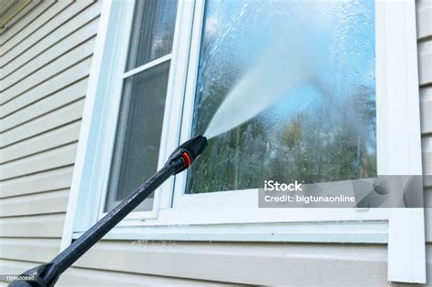 청소 서비스 세척 건물 외관 및 압력 물 창 고압 워터 제트로 더러운 벽을 청소하십시오 벽을 씻는 전원 집의 외관을 청소 세탁