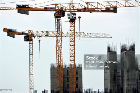 새로운 주거용 건물의 건설 현장과 무거운 물체를 운반하는 크레인이있는 고층 건물 건설중인 고층 빌딩 타워 0명에 대한 스톡 사진 및 기타 이미지 Istock