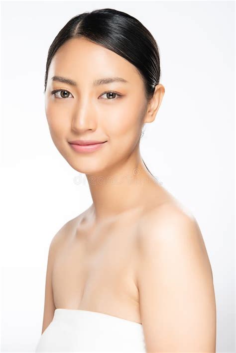 Mujer Asi Tica Joven Hermosa Con La Piel Fresca Limpia Foto De Archivo Imagen De Salud Adulto