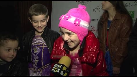 იტალიელი ვარსკვლავი პუპო და ბერი ანდრიას მზრუნველობის ქვეშ მყოფი ბავშვები ერთად სცენაზე Youtube