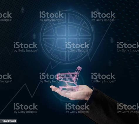 남자의 손은 어두운 파란색 배경에 미니어처 쇼핑 카트를 보유하고 세계 판매의 시작의 개념 구매의 성장 온라인 쇼핑 손에 대한 스톡 사진 및 기타 이미지 Istock