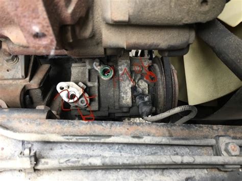 자동차 에어컨이 안시원해요2006년식 현대 5톤 메가트럭 에어컨 컴프레서에서 에어컨가스 누유로 에어컨 작동시 미지근한 바람이 나와요청주시금천동영운동카센타