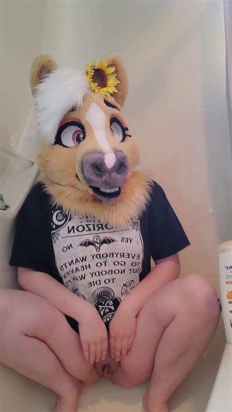 Horse Fursuit Pissing Türkçe