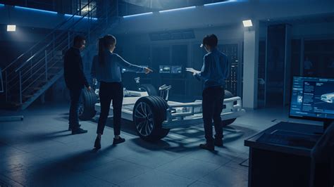 타이어 서스펜션 엔진 및 배터리를 포함하는 전기 자동차 플랫폼 섀시 프로토 타입에서 작업 하는 자동차 혁신 시설에서 자동차