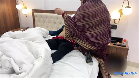 幽霊は義父に仕え、彼を解放することを楽しんでいました。 Xhamster