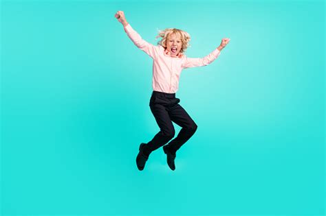 밝은 청록색 색 배경을 통해 고립 된 재미를 가지고 뛰어 다니는 쾌활한 미친 소년의 전체 길이 의 몸 크기 보기 곱슬 머리에 대한 스톡 사진 및 기타 이미지 Istock