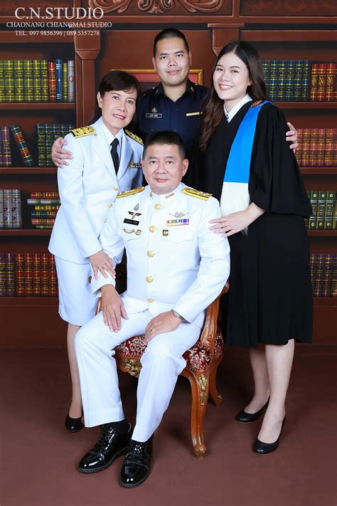 🔹 ถ่ายรูปครอบครัวชุดข้าราชการ ครอบครัว 4 ท่าน 2 000฿ 🔹 ถ่ายรูปครอบครัวชุดครุย ถ่ายรูป