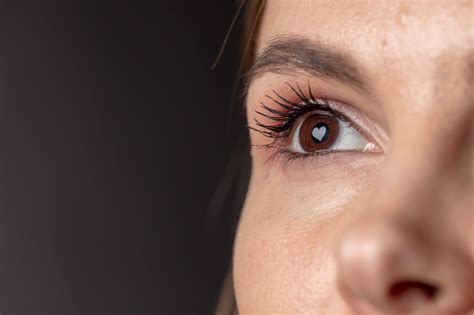 홍채에 여성 눈 매크로 샷은 눈에 보이는 심장 모양입니다 갈색 눈에 대한 스톡 사진 및 기타 이미지 갈색 눈 눈 신체 부분