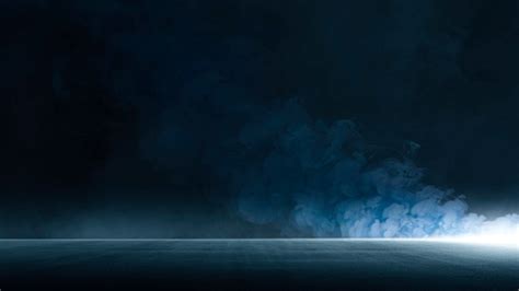 연막탄 연기가 피어오르는 스튜디오룸 어둡고 텅 빈 거리 짙은 파란색 배경 탁 트인 어두운 장면 네온 불빛 스포트라이트 아스팔트 바닥 야경 미래 디지털 기술 배경 주제에 대한