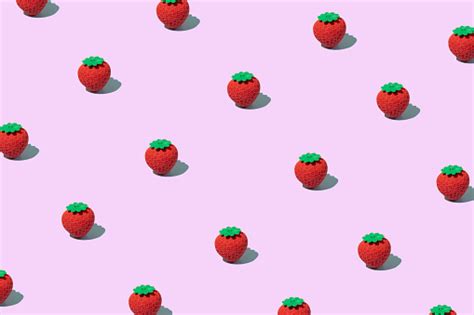 밝은 분홍색 배경에 딸기로 만든 트렌디 한 햇빛 여름 패턴 최소한의 여름 음식 개념 딸기에 대한 스톡 사진 및 기타 이미지 딸기 0명 개념 Istock