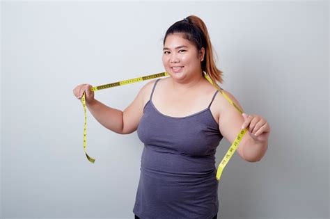 흰색 배경에 노란색 측정 테이프를 들고 매력적인 아시아 통통한 여자 건강하지 못한 생활방식에 대한 스톡 사진 및 기타 이미지 건강하지 못한 생활방식 건강한 생활방식