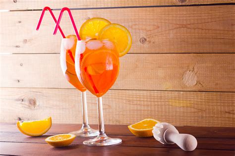 칵테일 아돌 나무 보드에 뿌려 오렌지 조각과 여름 알코올 칵테일 두 잔 이탈리아 칵테일 아돌 나무 바탕에 뿌려 트렌드 드링크 0명에 대한 스톡 사진 및 기타 이미지 Istock