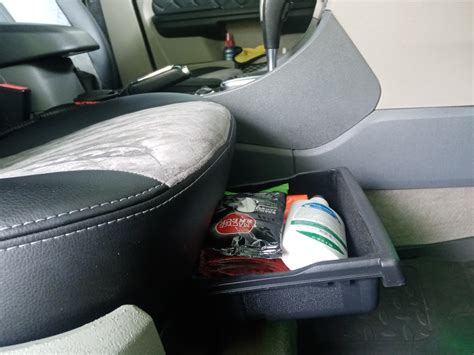 Ящички под передние сиденья — Ford Focus Sedan II, 1,6 л, 2006 года ...