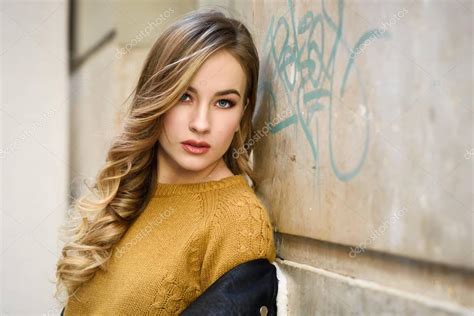 Hermosa Rubia Rusa En El Fondo Urbano 2022