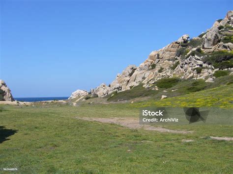푸른 하늘 및 놀라운 바다 지중해 식물 화강암 바위 문 밸리 발레 델라 루나 카 포 종 피 산타 테레사 Gallura 이탈리아 0명에 대한 스톡 사진 및 기타 이미지