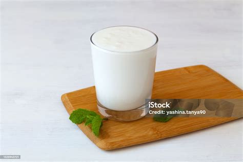 흰색 배경에 녹색 민트우유 한 잔 신선한 유제품 음료 건강하고 발효 된 제품 개념 공간을 복사합니다 케피르 요구르트 또는 라시 음료와 프로바이오틱스를 테이블에 올려놓습니다