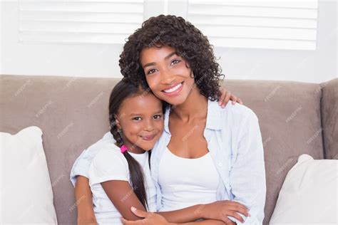 Hübsche Mutter Die Auf Der Couch Mit Ihrer Tochter Lächelt An Der