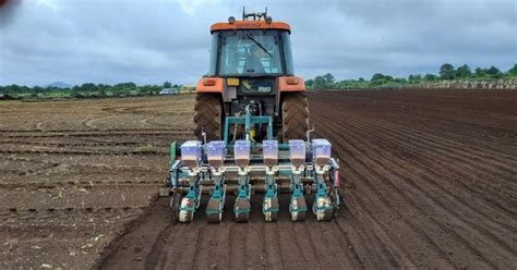 ‘나물용 콩 씨앗 트랙터 이용해 뿌렸더니 종자·비료 소모 ‘뚝