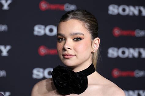 Hailee Steinfeld Hawkeye Rgeekboners