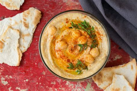 Humus De Garbanzo Con Aceite De Pimentón Y Pan De Pita Foto De Archivo