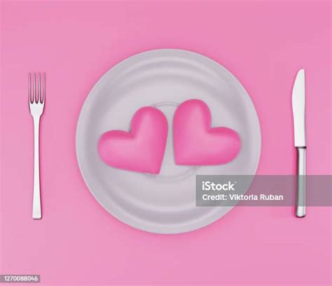 분홍색 테이블에 접시에 두 개의 분홍색 하트 칼과 포크 연애 개념 3d 일러스트레이션 0명에 대한 스톡 사진 및 기타 이미지