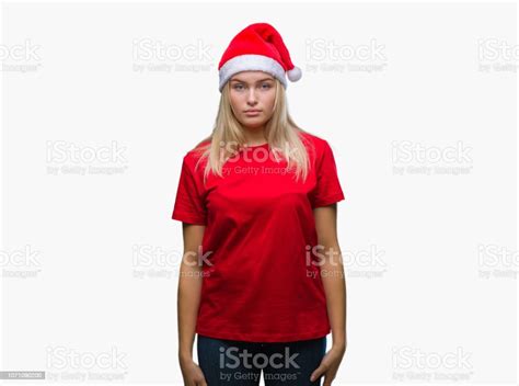 젊은 백인 여자 얼굴에 심각한 표정으로 격리 된 배경 위에 크리스마스 모자를 쓰고 간단 하 고 카메라를 보고 자연 겨울에 대한 스톡 사진 및 기타 이미지 Istock