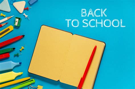 복사 공간이 있는 책상에 학교 사무용품이 있습니다 학교 개념으로 돌아갑니다 파란색 배경에 학교 용품 백 2 스쿨 컨셉 갈음질에 대한 스톡 사진 및 기타 이미지 Istock