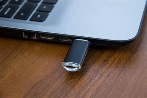 Usb 메모리 스틱 또는 플래시 드라이브를 노트북 컴퓨터의 측면에 부착 된 Usb 메모리에 대한 스톡 사진 및 기타 이미지 Usb 메모리 개념 개인 장식품 Istock