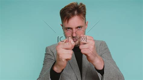 贪婪贪婪的年轻商人表现出拒绝无花果的消极反对不喜欢厌恶的迹象高清摄影大图 千库网 贪婪贪婪的年轻商人表现出拒绝无花果的消极反对不喜欢厌恶的迹象高清摄影大图 千库网