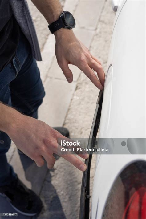 자동차 호감에 깨진 자동차를 수리 정비하는 정비공의 두 손 강철에 대한 스톡 사진 및 기타 이미지 강철 교통수단 기계 부분 Istock