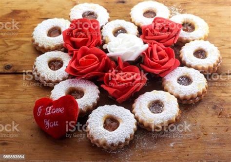 심장 모양의 전통적인 알제리 Linzer 살구 잼 쿠키와 소박한 나무 휴일에 빨간색 흰색 꽃 가루 설탕에 대한 스톡 사진 및 기타 이미지 Istock