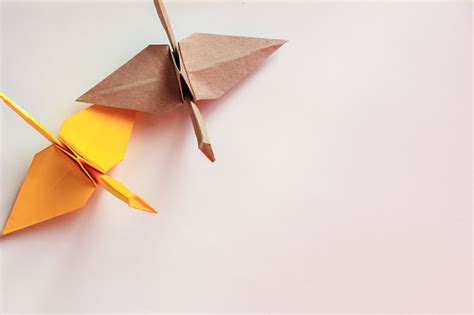 다양한 다채로운 학교와 사무 용품흰색 배경에 누워 공예와 노란색 종이에서 종이 접기 크레인 아이들의 창의력 예술 학교로 돌아가는 개념 복사 공간 상단 보기 0명에 대한 스톡