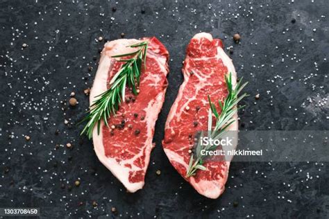 바다 소금과 로즈마리와 향신료와 검은 배경에 고립 된 생 뉴욕 스트리플로인 쇠고기 스테이크 0명에 대한 스톡 사진 및 기타
