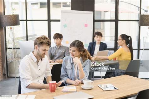 행복 한 직장의 현대 사무실 행복 순간입니다 기업 재무와 산업에 대한 스톡 사진 및 기타 이미지 기업 재무와 산업 노트북 노트북 사용하기 Istock