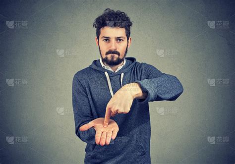 年轻的潮男想要更多的钱