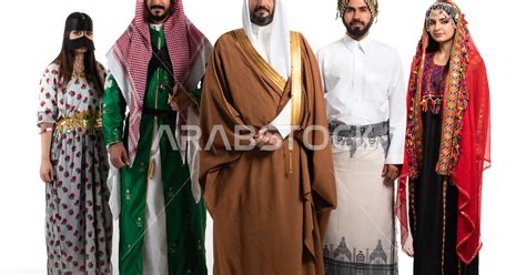 بورتريه لمجموعة من الرجال والنساء العرب السعوديون الخليجيون يرتدون الزي