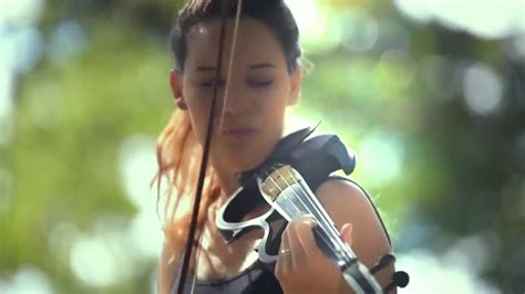 ძალიან მაგარი გოგო ღია ცის ქვეშ უკრავს ვიოლინოზე Youtube