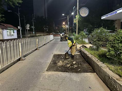 Авто замуудын нүхэн эвдрэлийг засварлаж байна