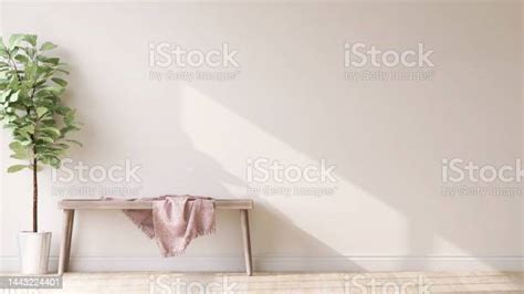 현대적이고 최소한의 나무 벤치와 바이올린 잎 무화과 나무가 빈 크림색 흰색 벽 방에 냄비에 있습니다 창문에서 햇빛이 들어오는 쪽모이 세공 마루 바닥 모던 양식에 대한 스톡