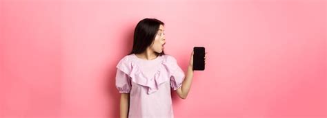 Wow Regarde Ici Une Fille Asiatique Excitée Regarde Lécran Du