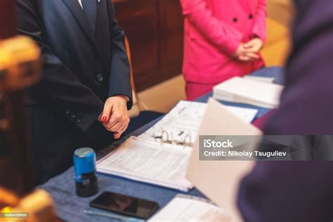 등록 데스크 테이블 회의 회의 포럼 행사 체크인 절차 명찰 및 입장 팔찌 및 전자 티켓 등록을받는 방문객 및 참석자 3 명에 대한 스톡 사진 및 기타 이미지 Istock