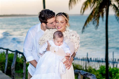 Fernanda Levy E Omar Macedo Levam Omar Filho à Pia Batismal No Sítio